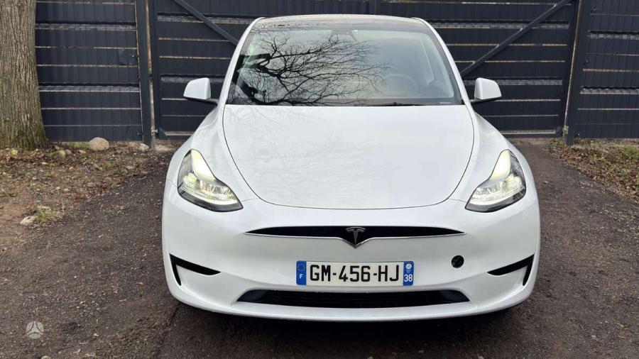 White Tesla Model Y 2023 in Jonava, with an engine capacity of 0.00 L and mileage of 34 thousand km for 15750 €, photo 10 on AUTOMOTO.COM.LV