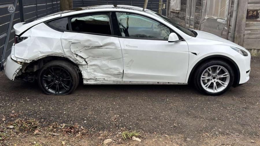 White Tesla Model Y 2023 in Jonava, with an engine capacity of 0.00 L and mileage of 34 thousand km for 15750 €, photo 12 on AUTOMOTO.COM.LV