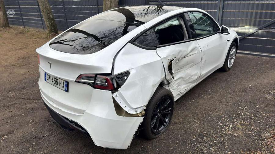 White Tesla Model Y 2023 in Jonava, with an engine capacity of 0.00 L and mileage of 34 thousand km for 15750 €, photo 13 on AUTOMOTO.COM.LV