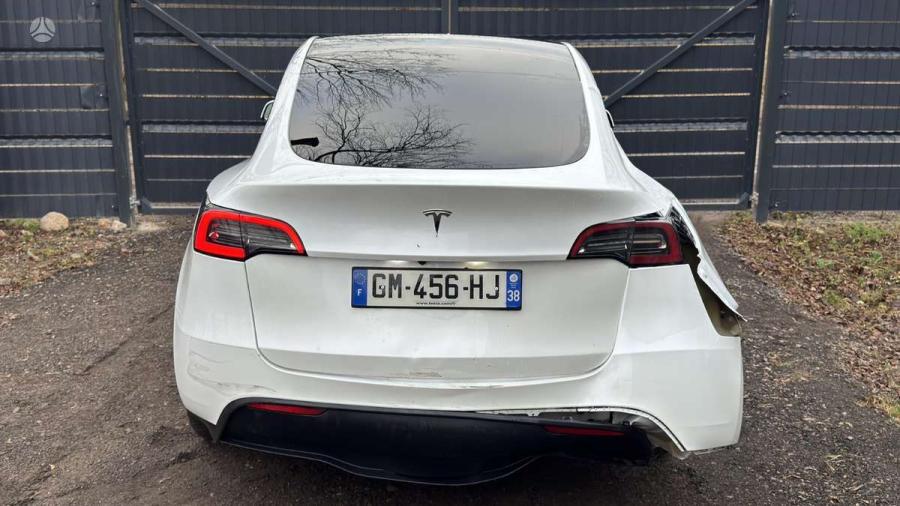 White Tesla Model Y 2023 in Jonava, with an engine capacity of 0.00 L and mileage of 34 thousand km for 15750 €, photo 14 on AUTOMOTO.COM.LV