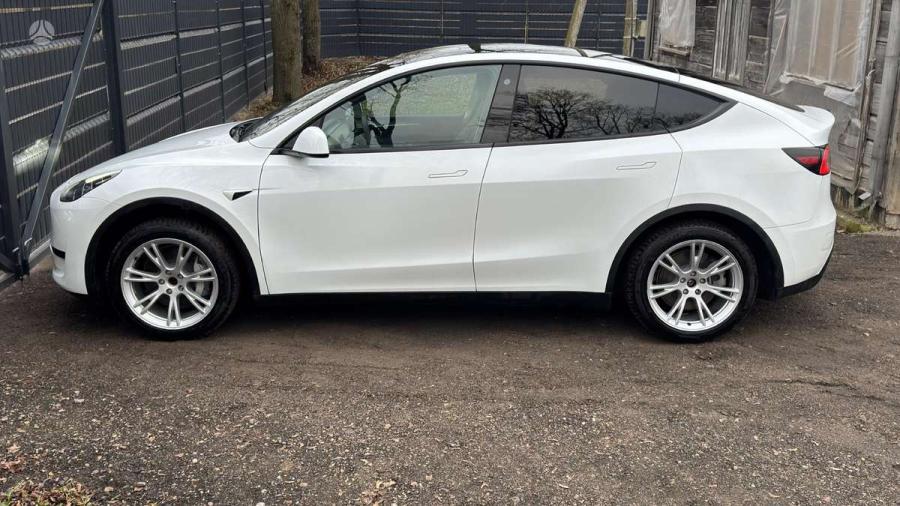 White Tesla Model Y 2023 in Jonava, with an engine capacity of 0.00 L and mileage of 34 thousand km for 15750 €, photo 16 on AUTOMOTO.COM.LV