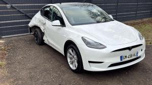 White Tesla Model Y 2023 in Jonava, with an engine capacity of 0.00 L and mileage of 34 thousand km for 15600 €, photo 3 on AUTOMOTO.COM.LV