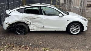 White Tesla Model Y 2023 in Jonava, with an engine capacity of 0.00 L and mileage of 34 thousand km for 15600 €, photo 4 on AUTOMOTO.COM.LV