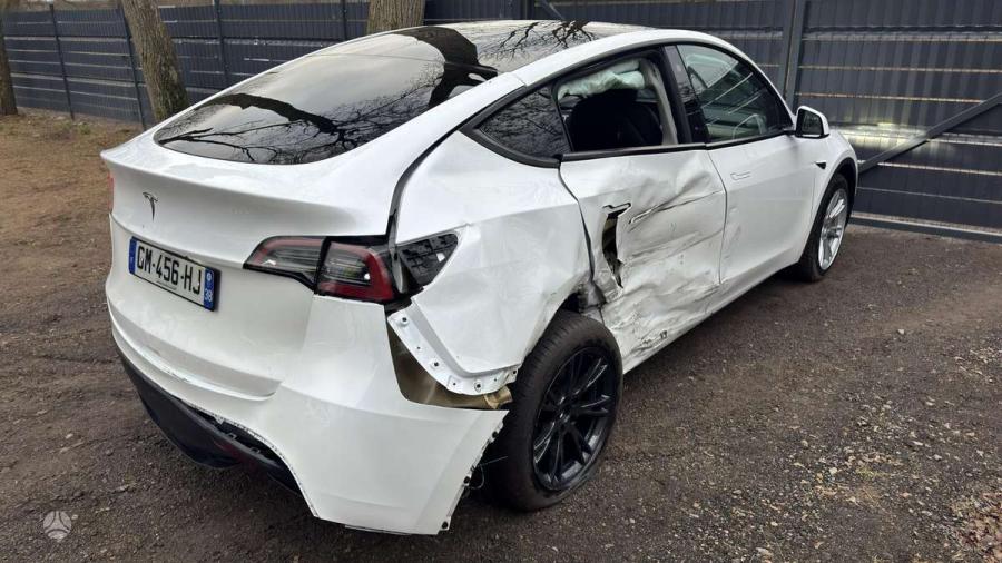 White Tesla Model Y 2023 in Jonava, with an engine capacity of 0.00 L and mileage of 34 thousand km for 15600 €, photo 5 on AUTOMOTO.COM.LV