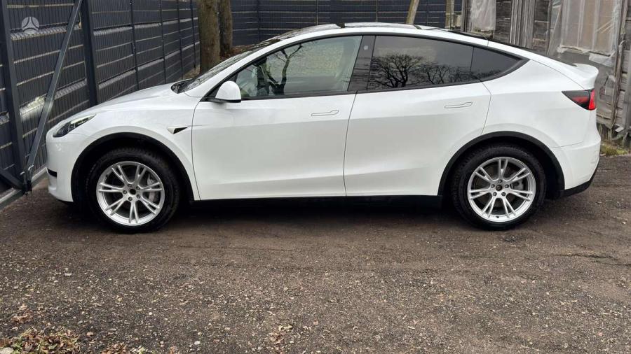 White Tesla Model Y 2023 in Jonava, with an engine capacity of 0.00 L and mileage of 34 thousand km for 15600 €, photo 8 on AUTOMOTO.COM.LV