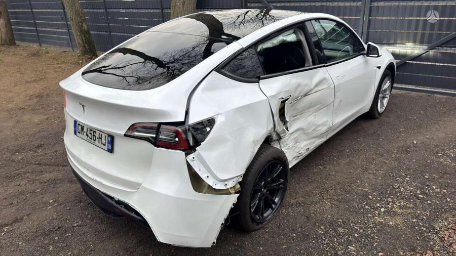White Tesla Model Y 2023 in Jonava, with an engine capacity of 0.00 L and mileage of 34 thousand km for 15600 €, photo 13 on AUTOMOTO.COM.LV