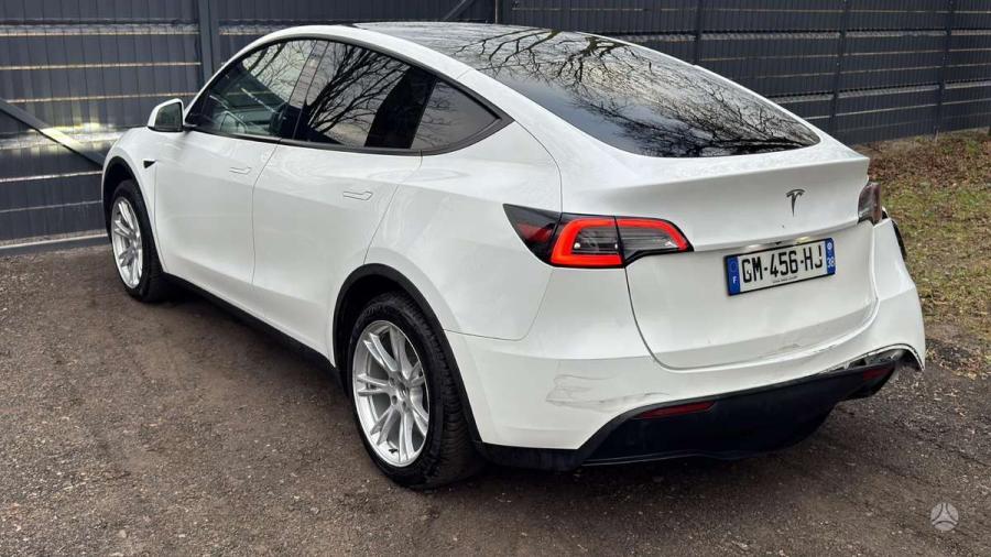 White Tesla Model Y 2023 in Jonava, with an engine capacity of 0.00 L and mileage of 34 thousand km for 15600 €, photo 15 on AUTOMOTO.COM.LV