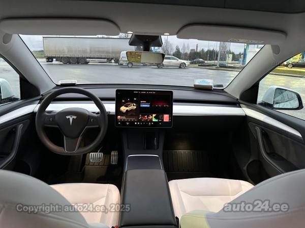 Balts Tesla Model Y 2023 Tallina, ar dzinēja tilpumu 0.00 L un nobraukumu 16 tūkst. km par 38500 €, foto 3 vietnē AUTOMOTO.COM.LV
