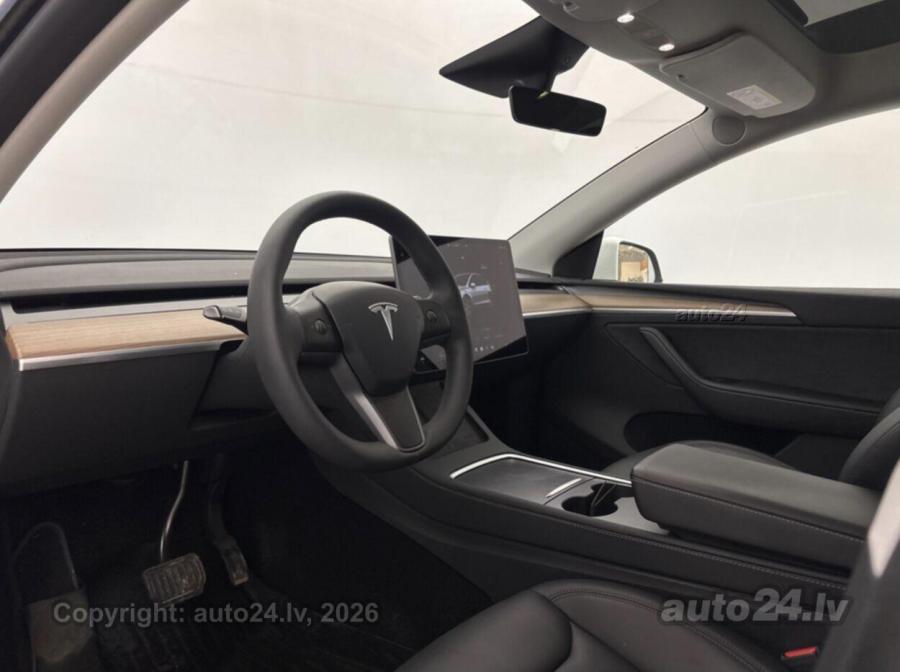 White Tesla Model Y 2023 in Tallinn, with an engine capacity of 0.00 L and mileage of 79 thousand km for 35990 €, photo 7 on AUTOMOTO.COM.LV
