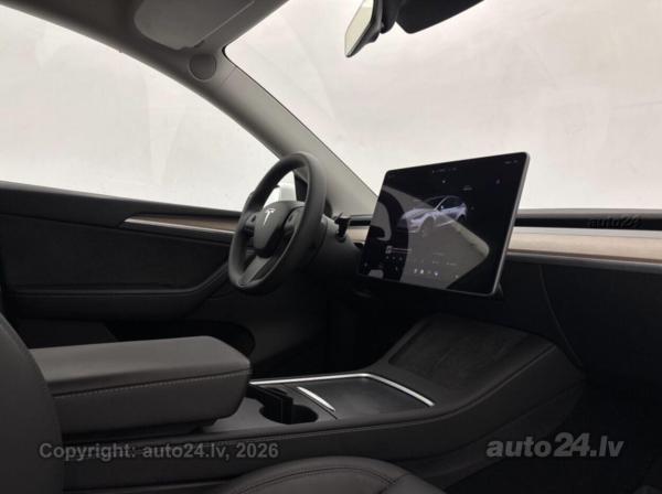 White Tesla Model Y 2023 in Tallinn, with an engine capacity of 0.00 L and mileage of 79 thousand km for 35990 €, photo 9 on AUTOMOTO.COM.LV