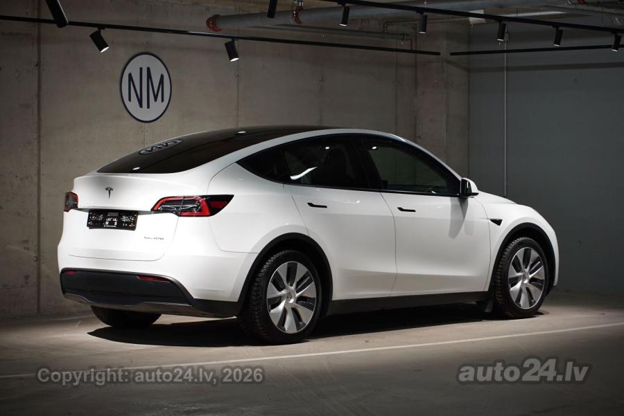 White Tesla Model Y 2023 in Tallinn, with an engine capacity of 0.00 L and mileage of 75 thousand km for 35990 €, photo 3 on AUTOMOTO.COM.LV