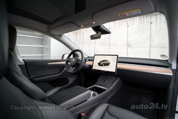 White Tesla Model Y 2023 in Tartu, with an engine capacity of 0.00 L and mileage of 48 thousand km for 36900 €, photo 3 on AUTOMOTO.COM.LV