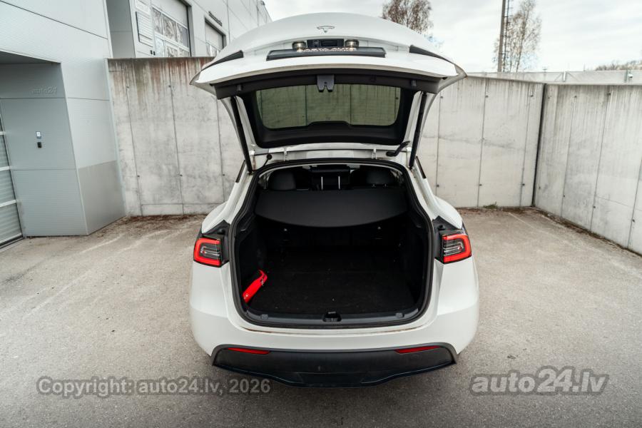 White Tesla Model Y 2023 in Tartu, with an engine capacity of 0.00 L and mileage of 48 thousand km for 36900 €, photo 8 on AUTOMOTO.COM.LV