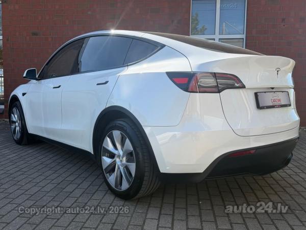White Tesla Model Y 2023 in Tallinn, with an engine capacity of 0.00 L and mileage of 80 thousand km for 36990 €, photo 4 on AUTOMOTO.COM.LV