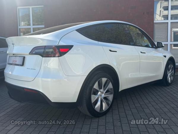 White Tesla Model Y 2023 in Tallinn, with an engine capacity of 0.00 L and mileage of 80 thousand km for 36990 €, photo 5 on AUTOMOTO.COM.LV
