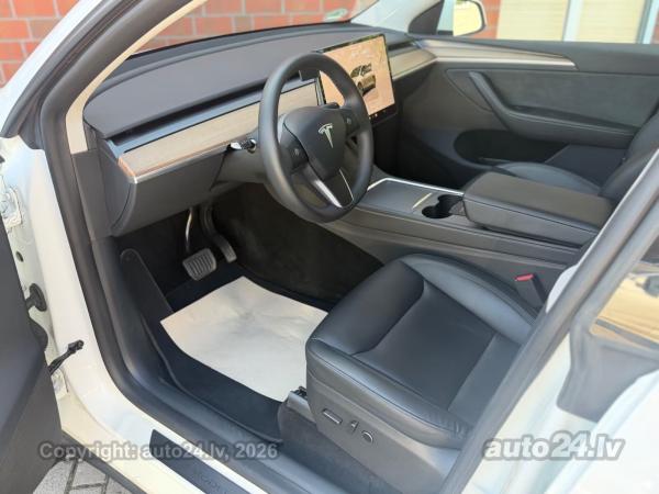 White Tesla Model Y 2023 in Tallinn, with an engine capacity of 0.00 L and mileage of 80 thousand km for 36990 €, photo 7 on AUTOMOTO.COM.LV
