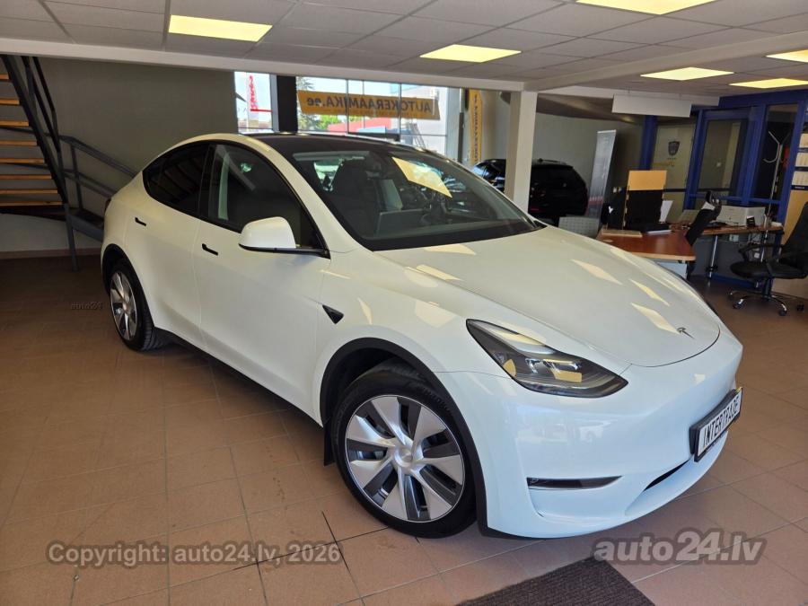 White Tesla Model Y 2023 in Tartu, with an engine capacity of 0.00 L and mileage of 118 thousand km for 33990 €, photo 3 on AUTOMOTO.COM.LV
