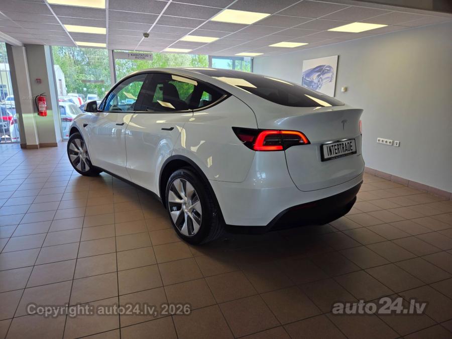 White Tesla Model Y 2023 in Tartu, with an engine capacity of 0.00 L and mileage of 118 thousand km for 33990 €, photo 4 on AUTOMOTO.COM.LV