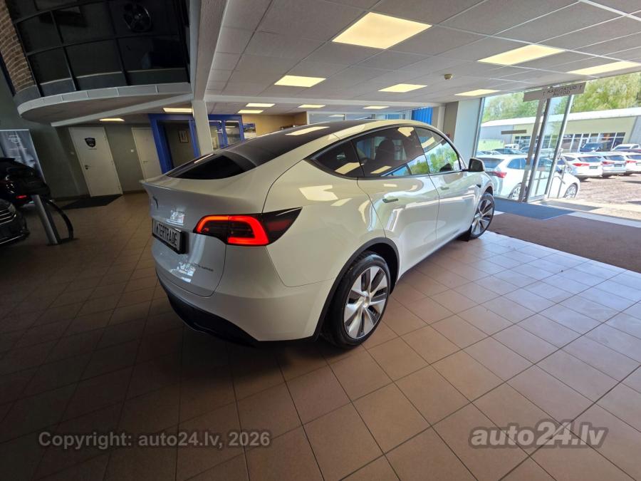 White Tesla Model Y 2023 in Tartu, with an engine capacity of 0.00 L and mileage of 118 thousand km for 33990 €, photo 5 on AUTOMOTO.COM.LV