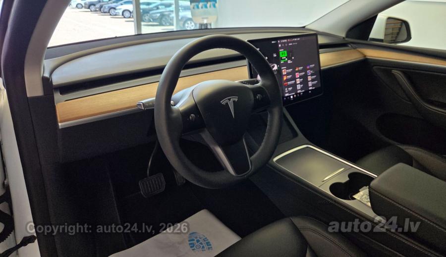 White Tesla Model Y 2023 in Tartu, with an engine capacity of 0.00 L and mileage of 118 thousand km for 33990 €, photo 6 on AUTOMOTO.COM.LV