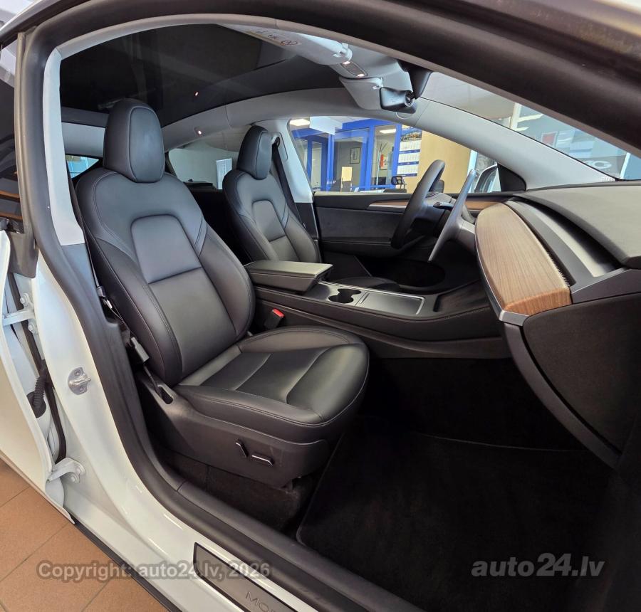 White Tesla Model Y 2023 in Tartu, with an engine capacity of 0.00 L and mileage of 118 thousand km for 33990 €, photo 8 on AUTOMOTO.COM.LV