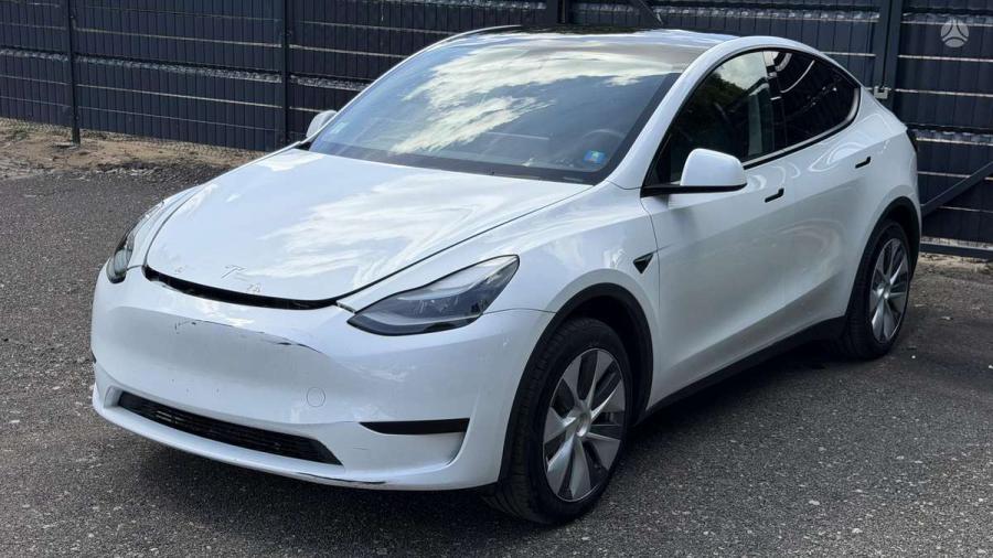 White Tesla Model Y 2023 in Jonava, with an engine capacity of 0.00 L and mileage of 70 thousand km for 15950 €, photo 1 on AUTOMOTO.COM.LV