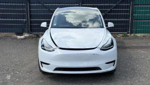 White Tesla Model Y 2023 in Jonava, with an engine capacity of 0.00 L and mileage of 70 thousand km for 15950 €, photo 3 on AUTOMOTO.COM.LV