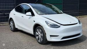 White Tesla Model Y 2023 in Jonava, with an engine capacity of 0.00 L and mileage of 70 thousand km for 15950 €, photo 4 on AUTOMOTO.COM.LV