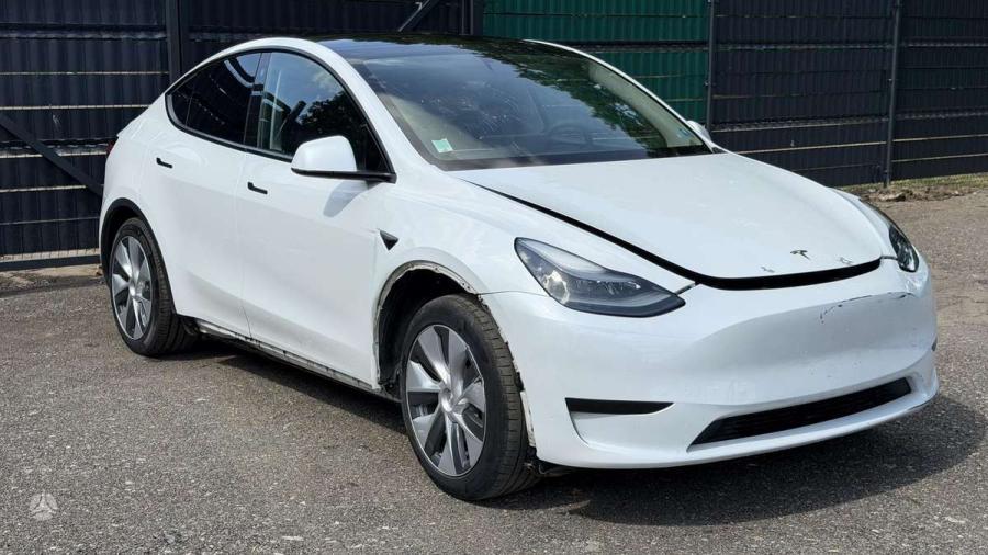 White Tesla Model Y 2023 in Jonava, with an engine capacity of 0.00 L and mileage of 70 thousand km for 15950 €, photo 4 on AUTOMOTO.COM.LV