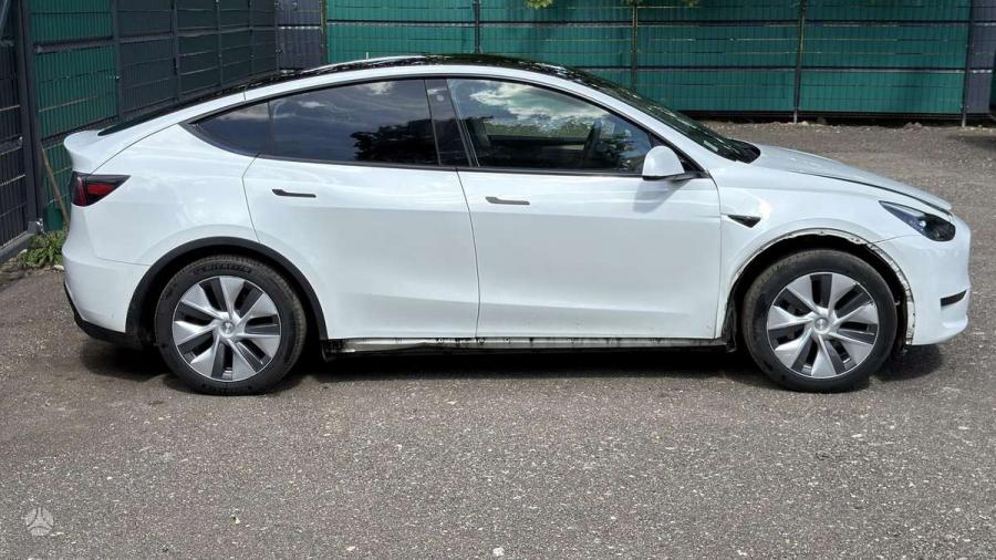 White Tesla Model Y 2023 in Jonava, with an engine capacity of 0.00 L and mileage of 70 thousand km for 15950 €, photo 5 on AUTOMOTO.COM.LV