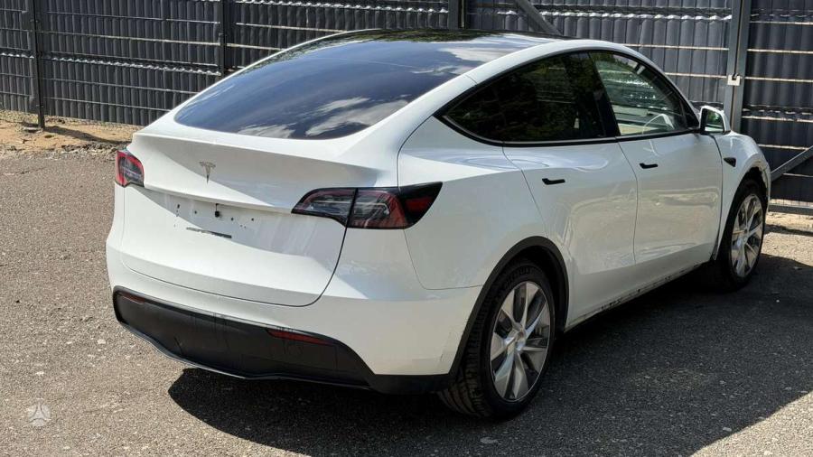 White Tesla Model Y 2023 in Jonava, with an engine capacity of 0.00 L and mileage of 70 thousand km for 15950 €, photo 6 on AUTOMOTO.COM.LV