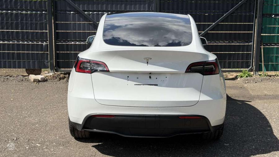 White Tesla Model Y 2023 in Jonava, with an engine capacity of 0.00 L and mileage of 70 thousand km for 15950 €, photo 7 on AUTOMOTO.COM.LV