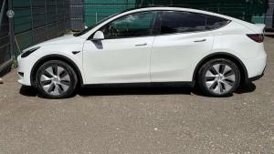 White Tesla Model Y 2023 in Jonava, with an engine capacity of 0.00 L and mileage of 70 thousand km for 15950 €, photo 9 on AUTOMOTO.COM.LV
