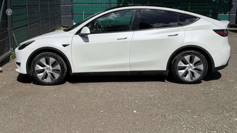 White Tesla Model Y 2023 in Jonava, with an engine capacity of 0.00 L and mileage of 70 thousand km for 15950 €, photo 9 on AUTOMOTO.COM.LV