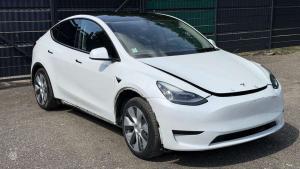 White Tesla Model Y 2023 in Jonava, with an engine capacity of 0.00 L and mileage of 70 thousand km for 15950 €, photo 12 on AUTOMOTO.COM.LV