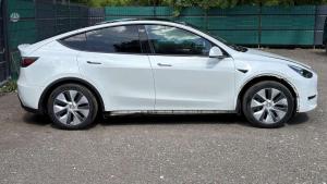 White Tesla Model Y 2023 in Jonava, with an engine capacity of 0.00 L and mileage of 70 thousand km for 15950 €, photo 13 on AUTOMOTO.COM.LV