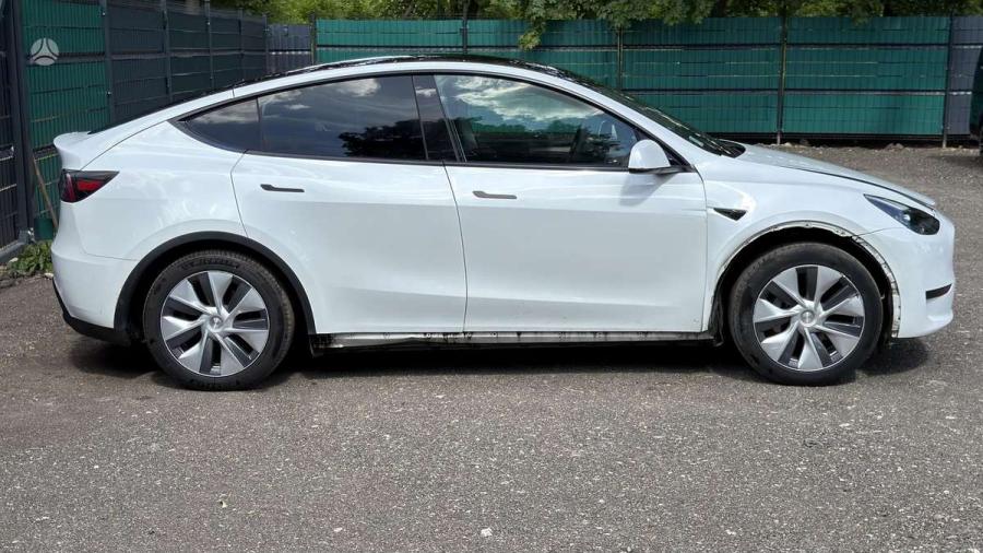 White Tesla Model Y 2023 in Jonava, with an engine capacity of 0.00 L and mileage of 70 thousand km for 15950 €, photo 13 on AUTOMOTO.COM.LV