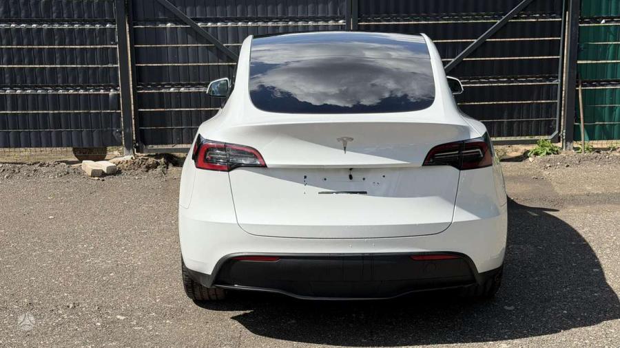 White Tesla Model Y 2023 in Jonava, with an engine capacity of 0.00 L and mileage of 70 thousand km for 15950 €, photo 15 on AUTOMOTO.COM.LV