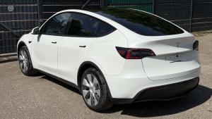 White Tesla Model Y 2023 in Jonava, with an engine capacity of 0.00 L and mileage of 70 thousand km for 15950 €, photo 16 on AUTOMOTO.COM.LV