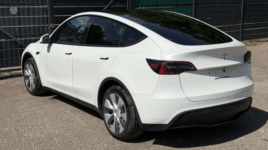 White Tesla Model Y 2023 in Jonava, with an engine capacity of 0.00 L and mileage of 70 thousand km for 15950 €, photo 16 on AUTOMOTO.COM.LV