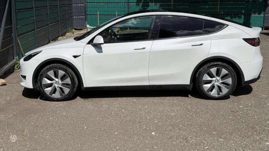 White Tesla Model Y 2023 in Jonava, with an engine capacity of 0.00 L and mileage of 70 thousand km for 15950 €, photo 17 on AUTOMOTO.COM.LV
