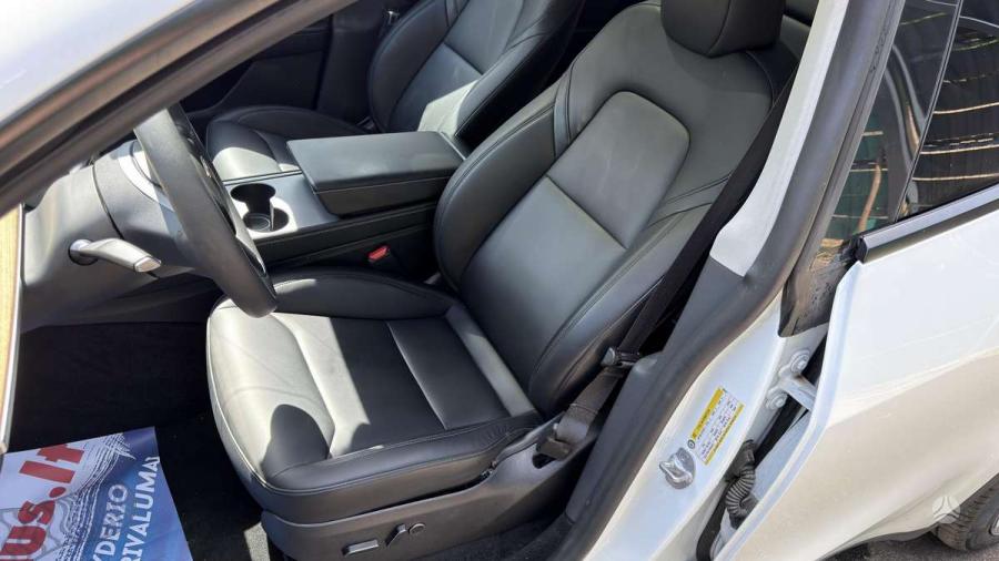 White Tesla Model Y 2023 in Jonava, with an engine capacity of 0.00 L and mileage of 70 thousand km for 15950 €, photo 18 on AUTOMOTO.COM.LV