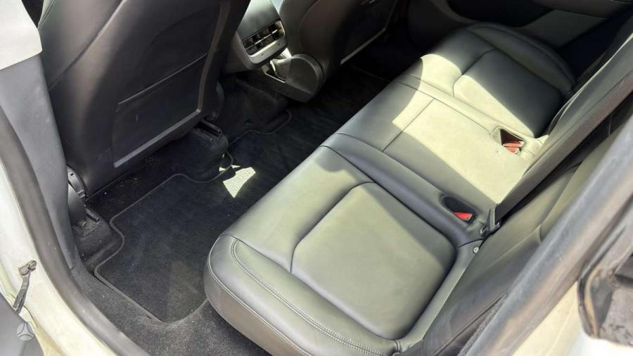 White Tesla Model Y 2023 in Jonava, with an engine capacity of 0.00 L and mileage of 70 thousand km for 15950 €, photo 21 on AUTOMOTO.COM.LV