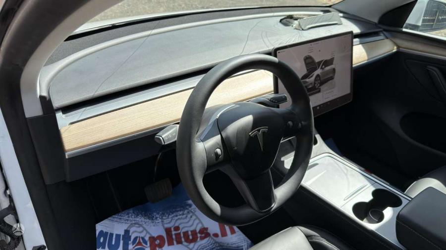 White Tesla Model Y 2023 in Jonava, with an engine capacity of 0.00 L and mileage of 70 thousand km for 15950 €, photo 22 on AUTOMOTO.COM.LV