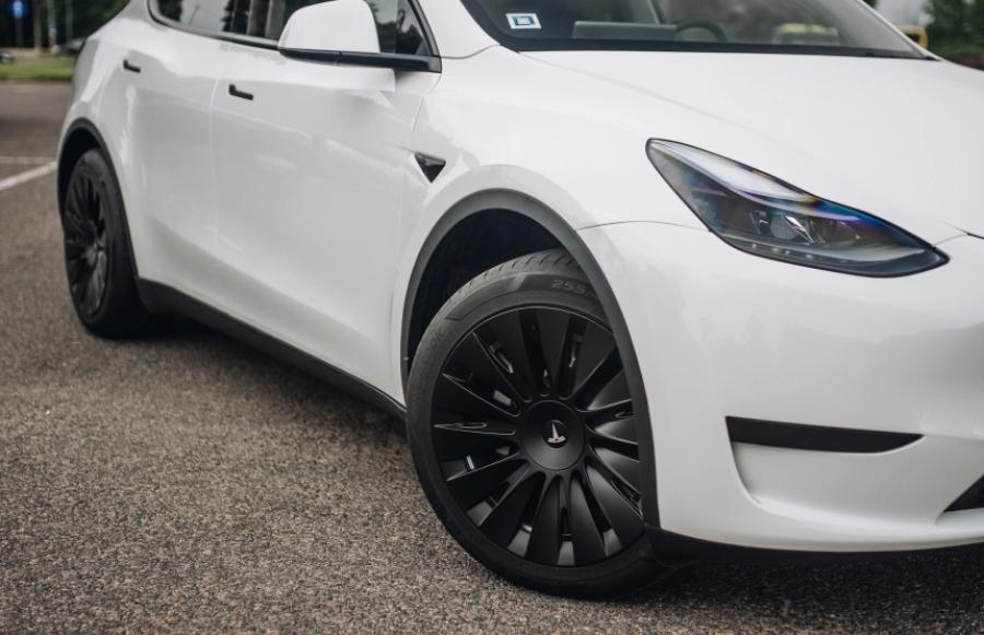 White Tesla Model Y 2023 in Riga, with an engine capacity of 0.10 L and mileage of 17 thousand km for 37550 €, photo 1 on AUTOMOTO.COM.LV