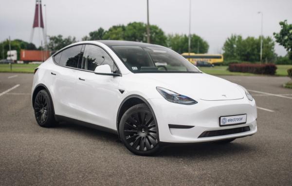 Белый Тесла Модель Y 2023 в Рига, объемом двигателя 0.10 л и пробегом 17 тыс. км за 37550 €, фото 2 на AUTOMOTO.COM.LV