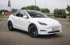 White Tesla Model Y 2023 in Riga, with an engine capacity of 0.10 L and mileage of 17 thousand km for 37550 €, photo 3 on AUTOMOTO.COM.LV