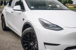 White Tesla Model Y 2023 in Riga, with an engine capacity of 0.10 L and mileage of 17 thousand km for 37550 €, photo 4 on AUTOMOTO.COM.LV