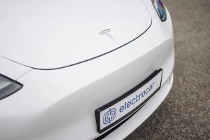 White Tesla Model Y 2023 in Riga, with an engine capacity of 0.10 L and mileage of 17 thousand km for 37550 €, photo 5 on AUTOMOTO.COM.LV