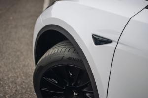 White Tesla Model Y 2023 in Riga, with an engine capacity of 0.10 L and mileage of 17 thousand km for 37550 €, photo 6 on AUTOMOTO.COM.LV
